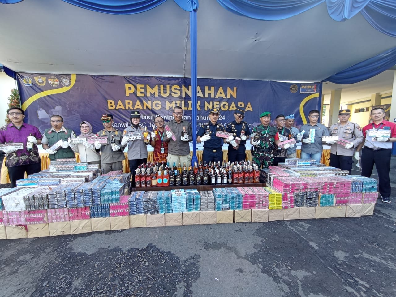 Bea Cukai Bandung Musnahkan Jutaan Batang Rokok Ilegal Serta Minuman Keras - PUBLIKBICARA.COM