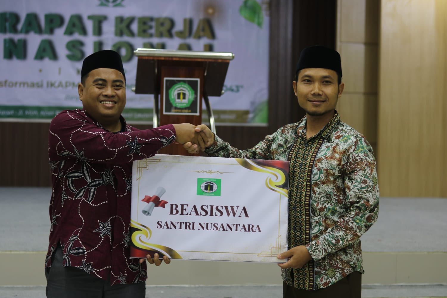 Dorong Generasi Unggul: IKAPMI & PM UQI Berikan Beasiswa bagi Siswa ...