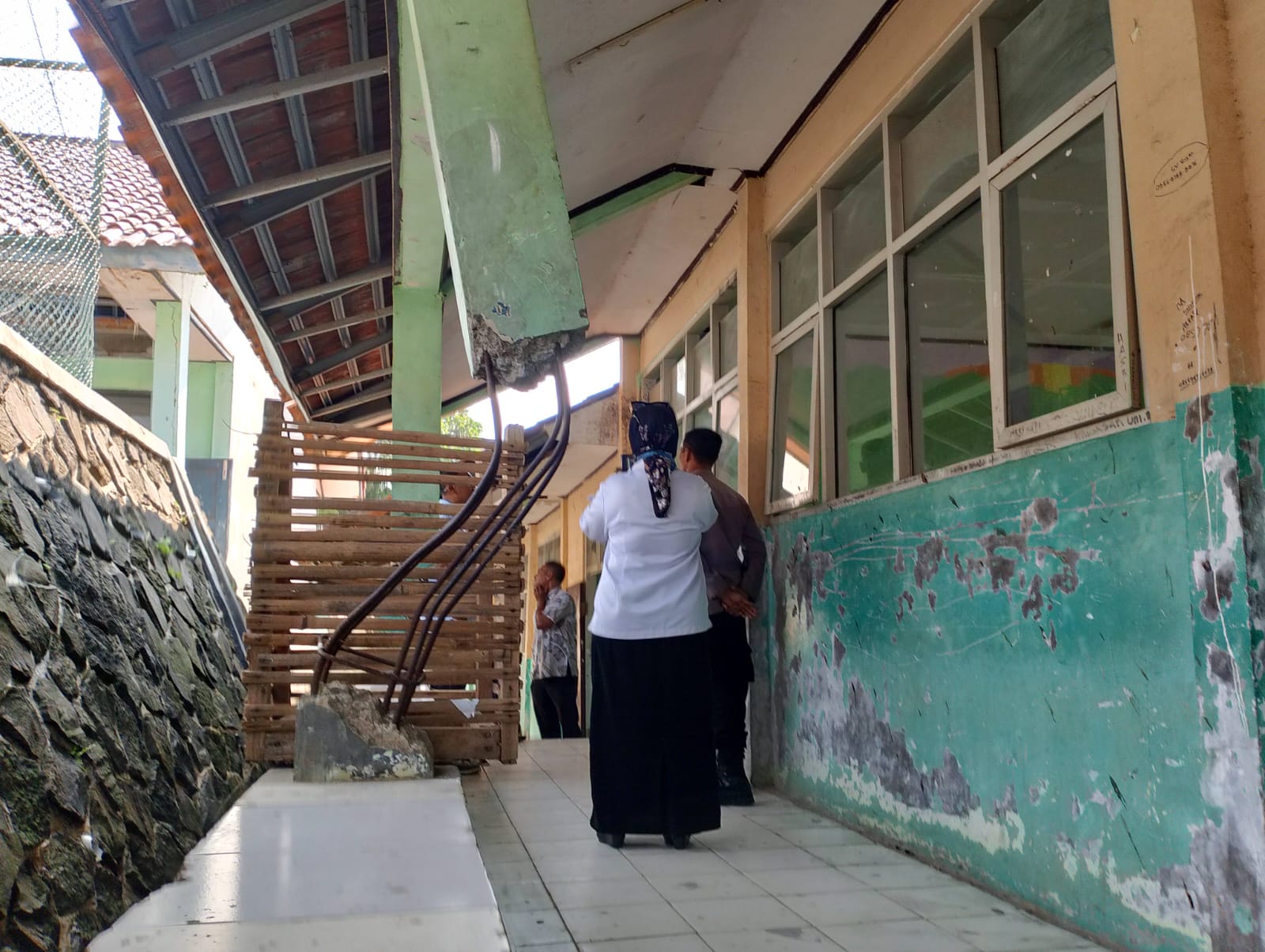 Retak di Tanah Harapan: SMPN 1 Sukajaya Terancam Ambruk, Warga Desak ...